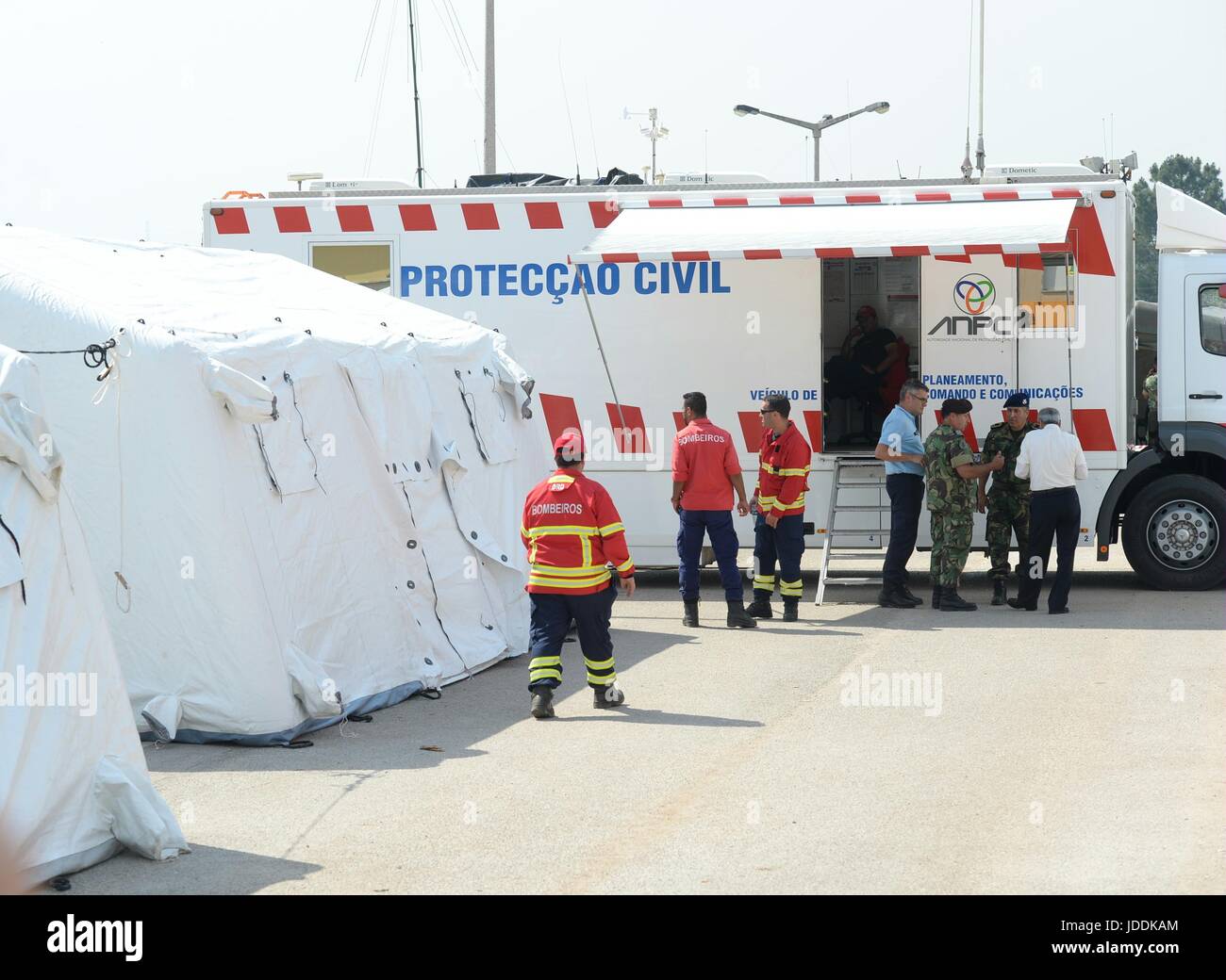 Leiria, Portugal. 19th June, 2017. Rescuers are seen at the Disaster ...
