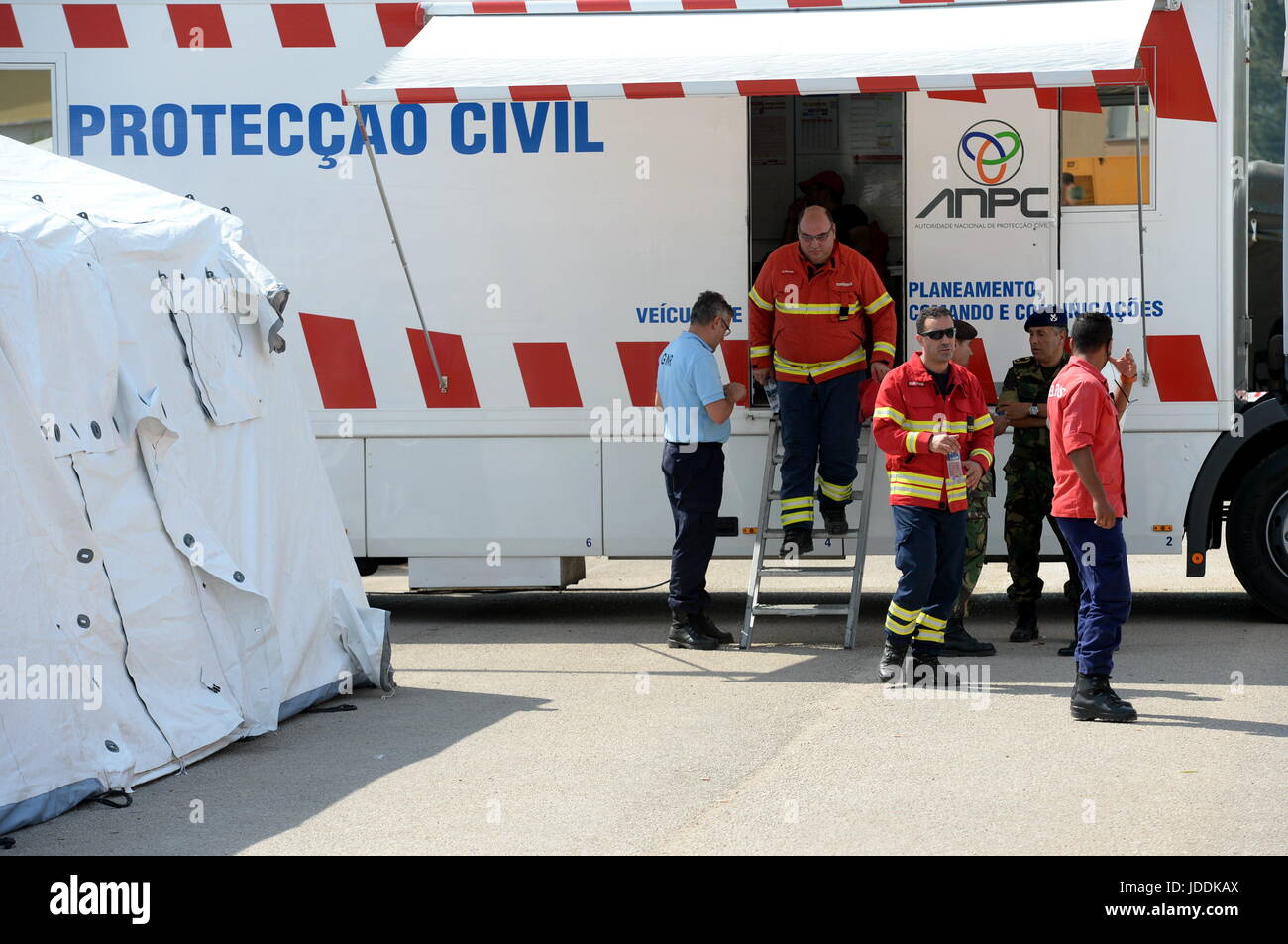 Leiria, Portugal. 19th June, 2017. Rescuers are seen at the Disaster ...