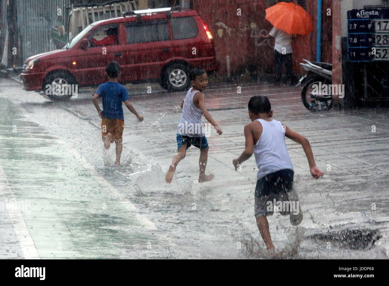 Quezon City, Philippines. 20th June, 2017. Children play during a heavy ...