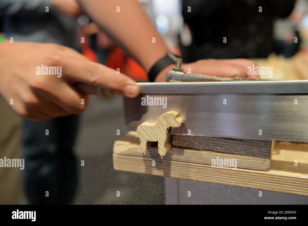 Live sawing hi-res stock photography and images - Alamy
