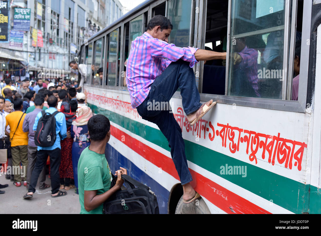 Overcrowded Bus Stock Photos & Overcrowded Bus Stock Images - Alamy