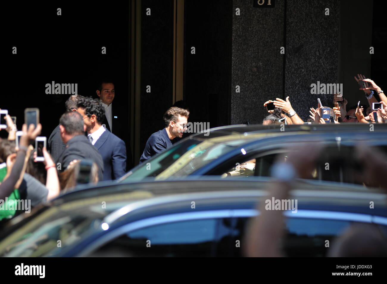 Milan, Liam Payne leaves Armani Hotel among the crowd Liam Payne ...