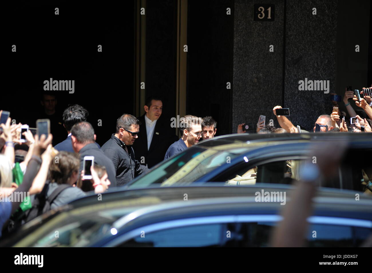 Milan, Liam Payne leaves Armani Hotel among the crowd Liam Payne ...