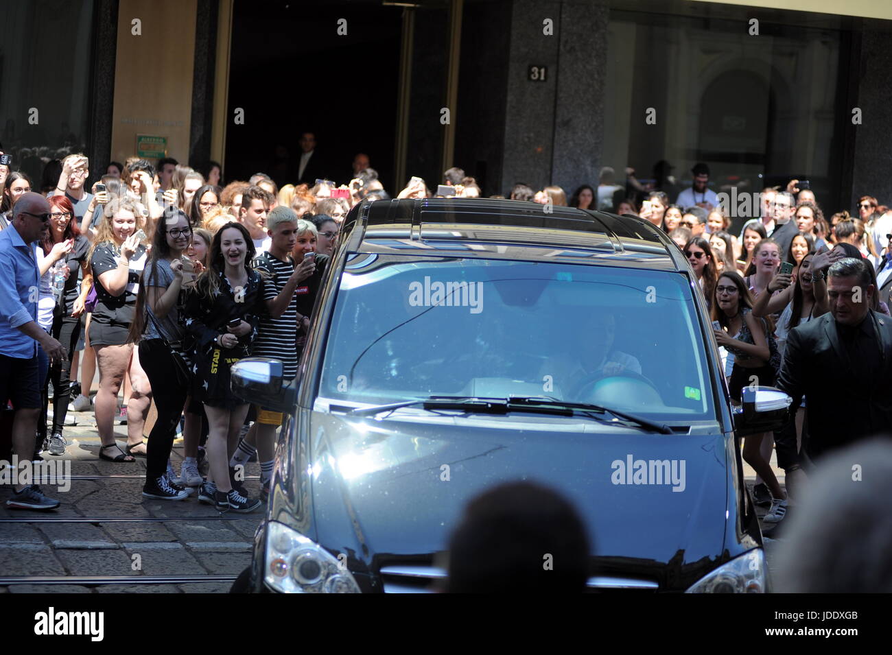 Milan, Liam Payne leaves Armani Hotel among the crowd Liam Payne ...