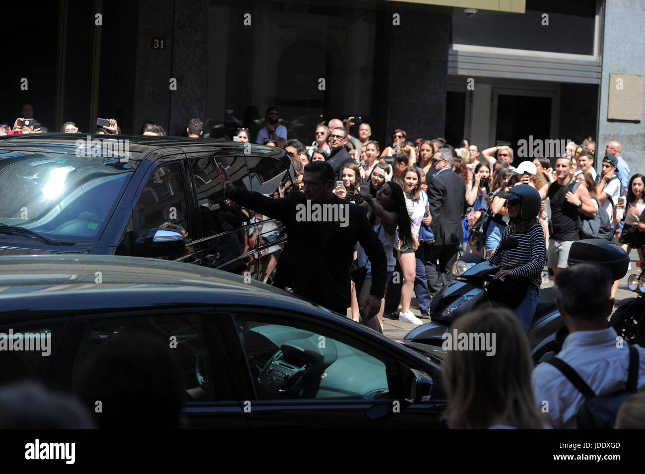 Milan, Liam Payne leaves Armani Hotel among the crowd Liam Payne ...