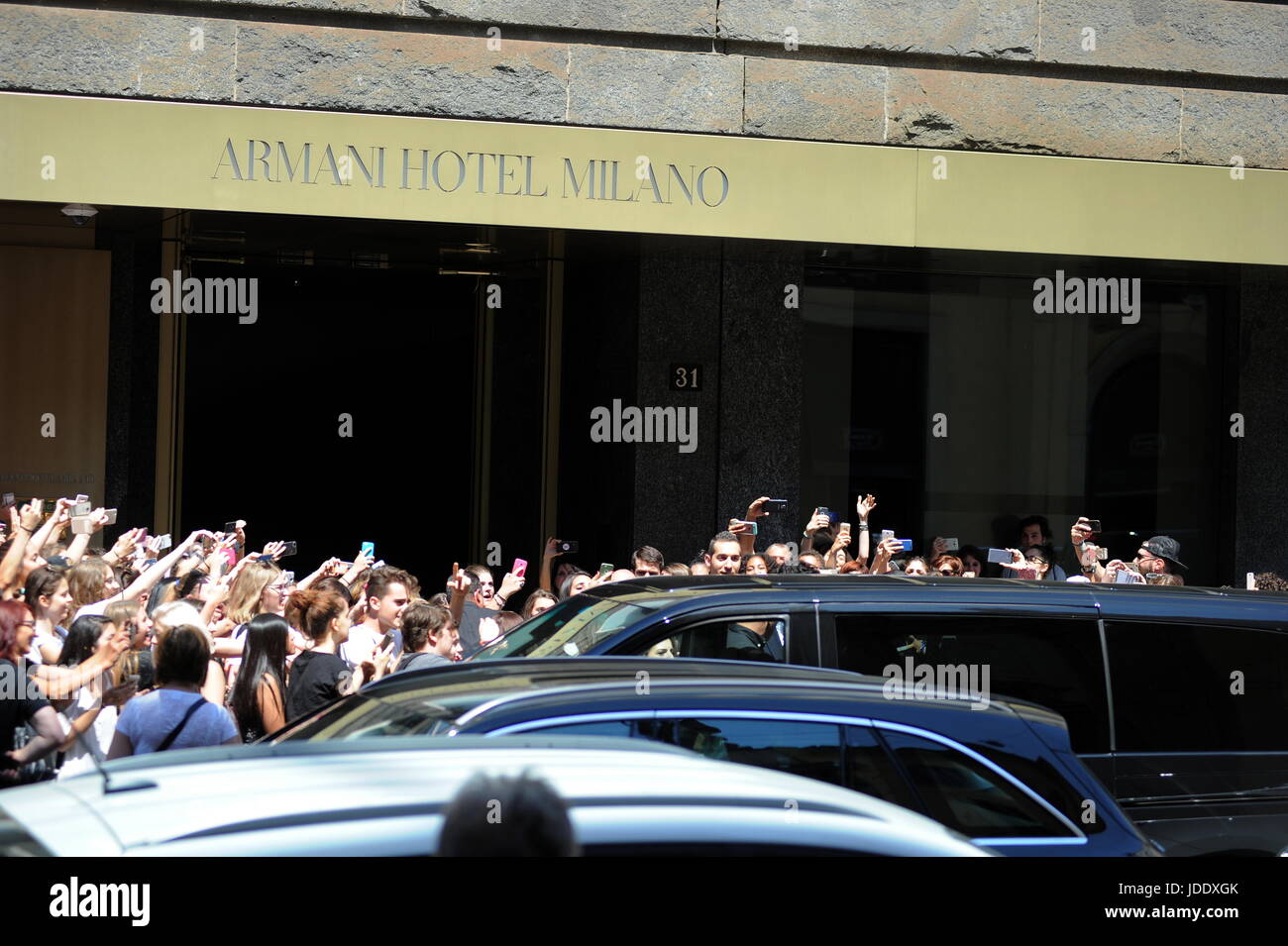 Milan, Liam Payne leaves Armani Hotel among the crowd Liam Payne ...