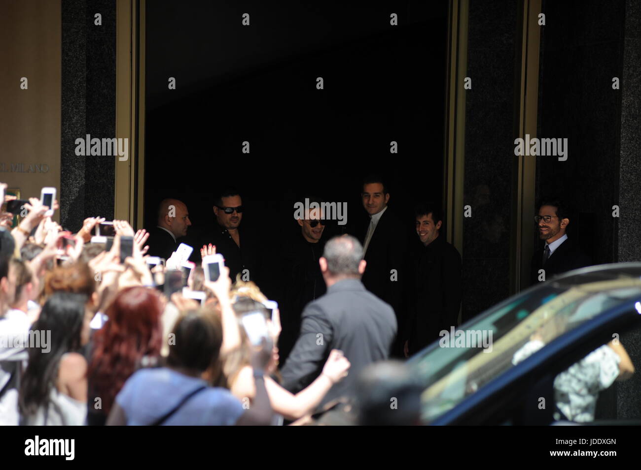 Milan, Liam Payne leaves Armani Hotel among the crowd Liam Payne ...