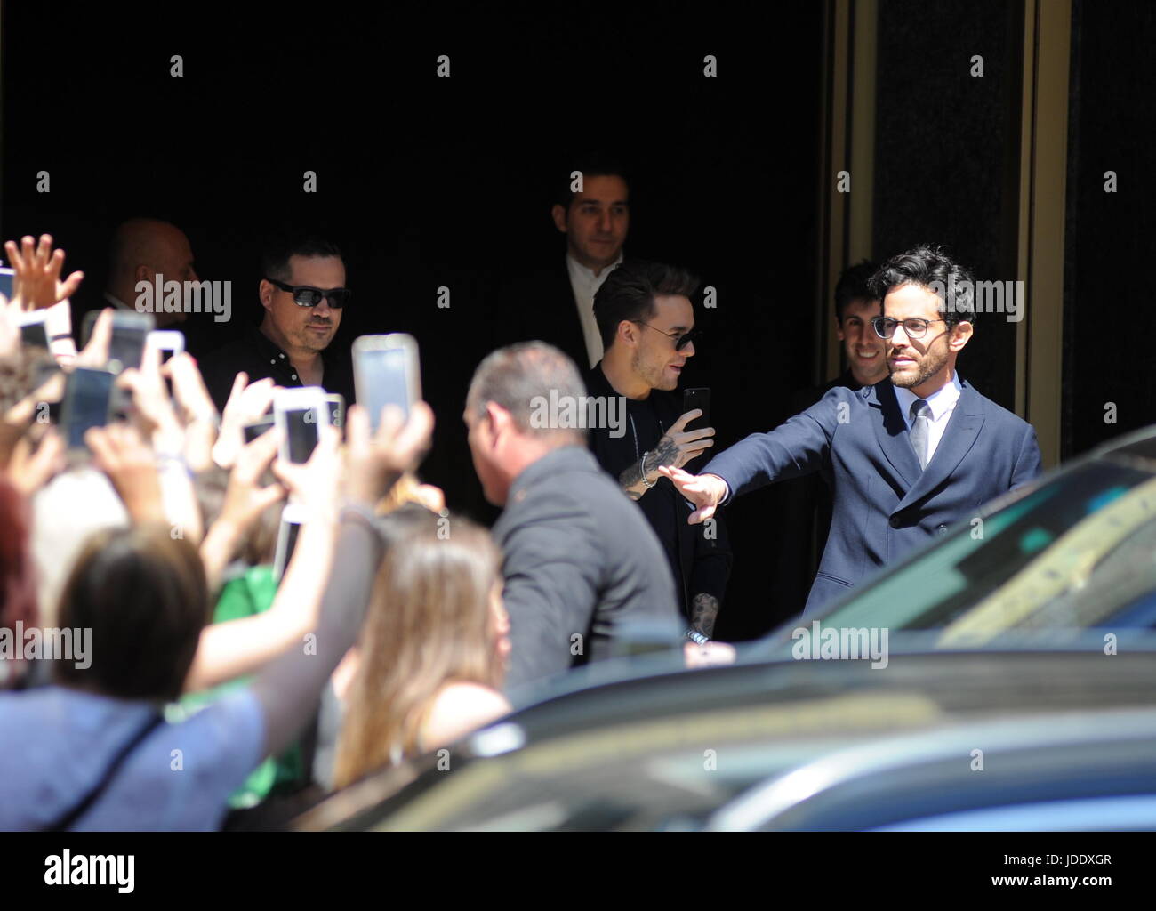 Milan, Liam Payne leaves Armani Hotel among the crowd Liam Payne ...