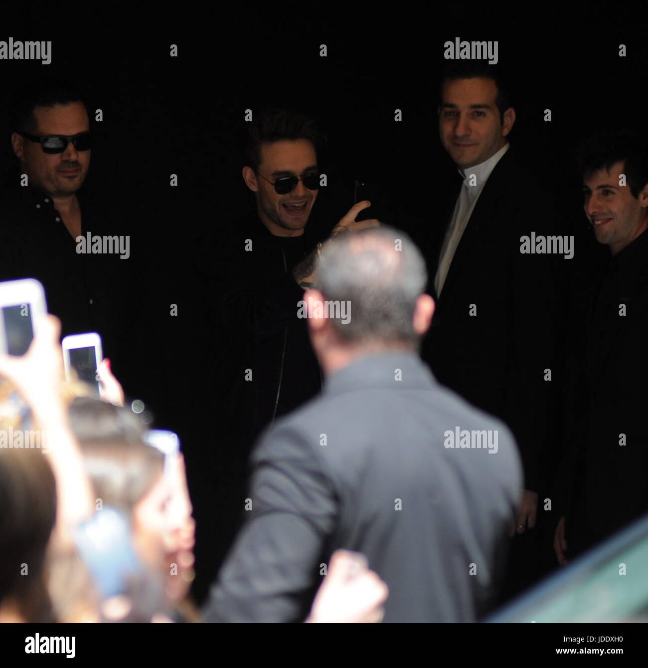 Milan, Liam Payne leaves Armani Hotel among the crowd Liam Payne ...