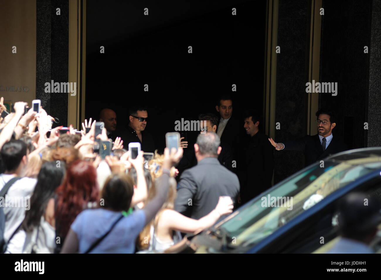 Milan, Liam Payne leaves Armani Hotel among the crowd Liam Payne ...