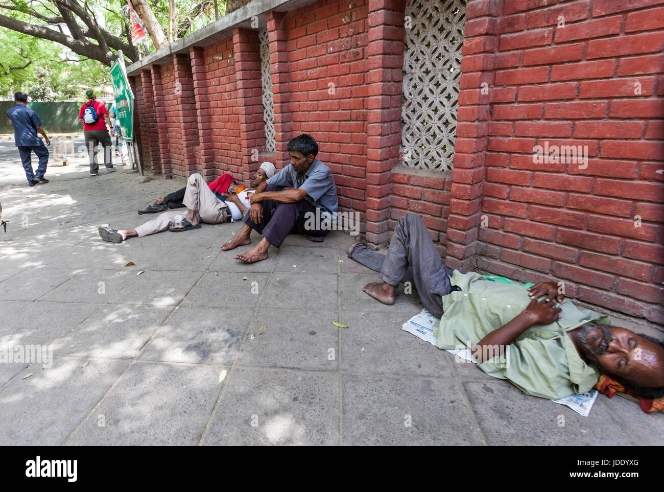 homeless people on the streets of Delhi,India Stock Photo - Alamy