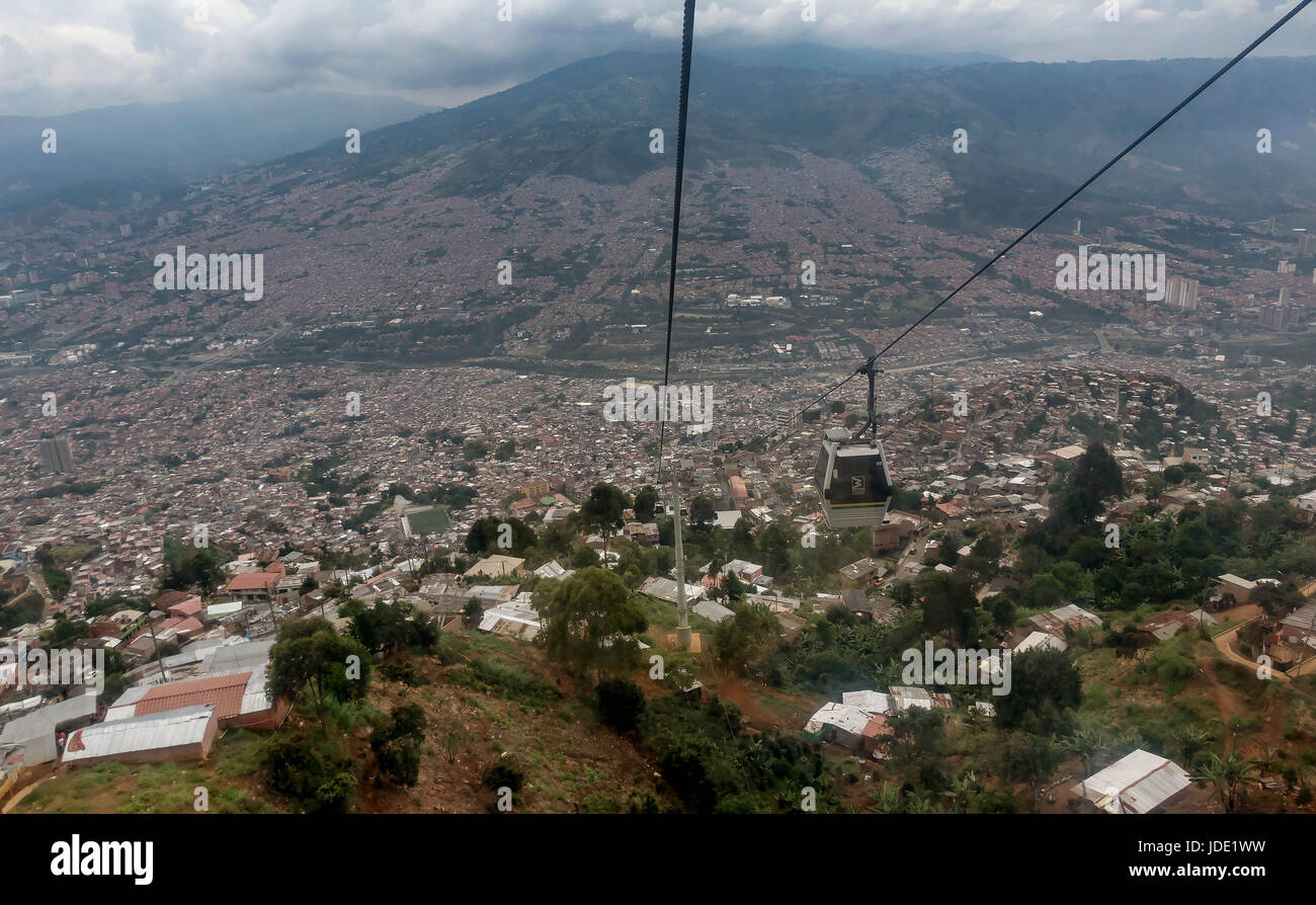 Slums in city medellin colombia hi-res stock photography and images - Alamy