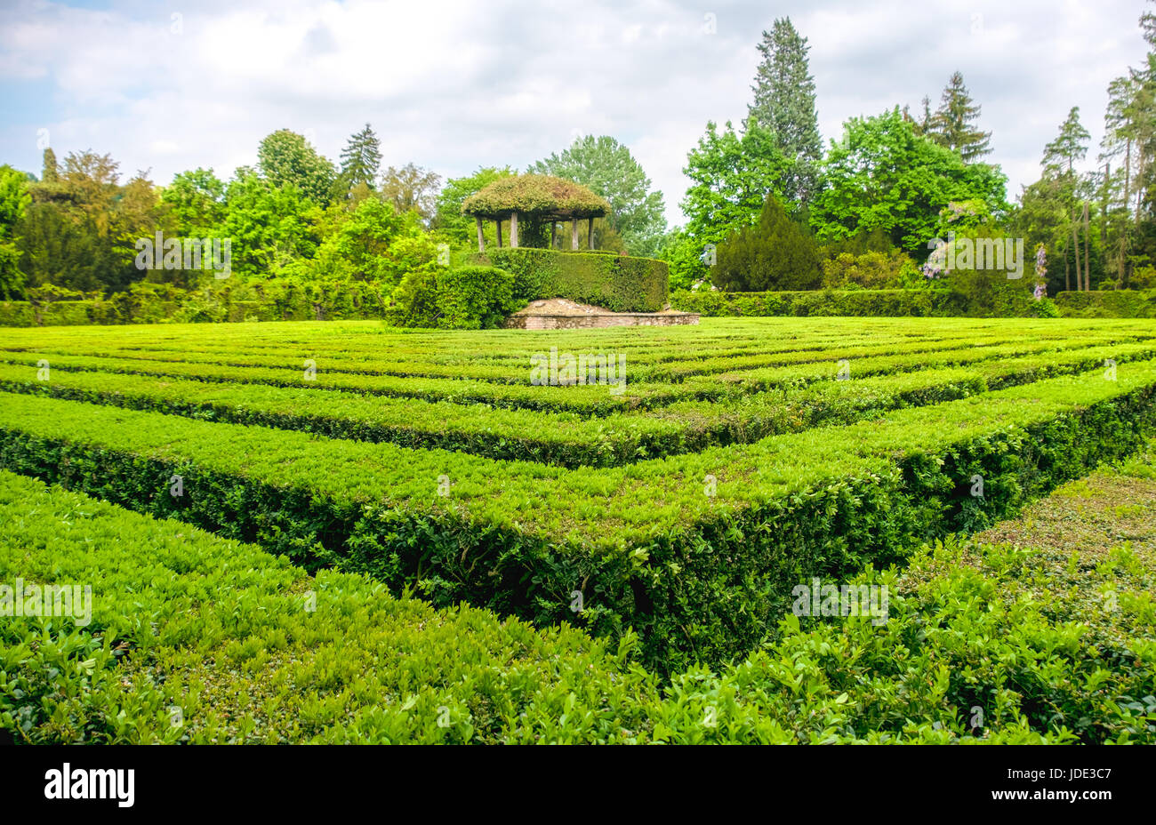 Maze garden hi-res stock photography and images - Alamy