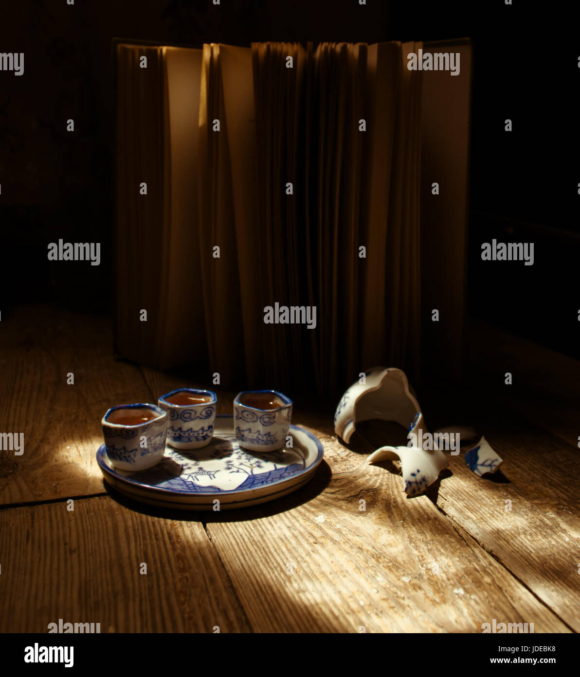 Broken teapot hi-res stock photography and images - Alamy