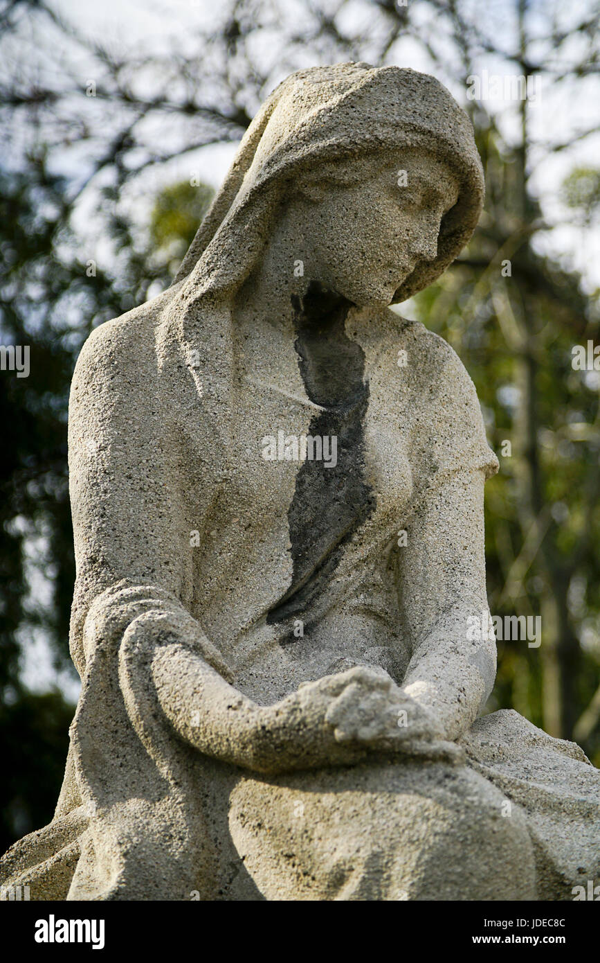 Statue of a grieving woman in a cemetery Stock Photo - Alamy