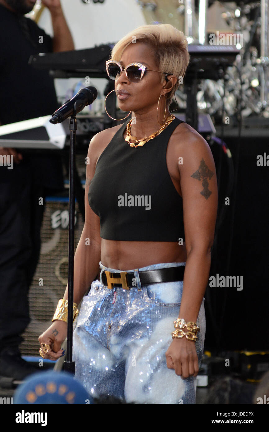 Mary J. Blige performs Live on the NBC Today Show at Rockefeller Plaza ...