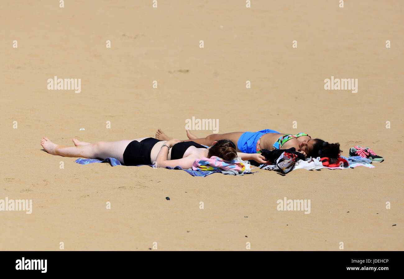 People enjoy the hot weather on the beach in Margate, Kent Stock Photo ...