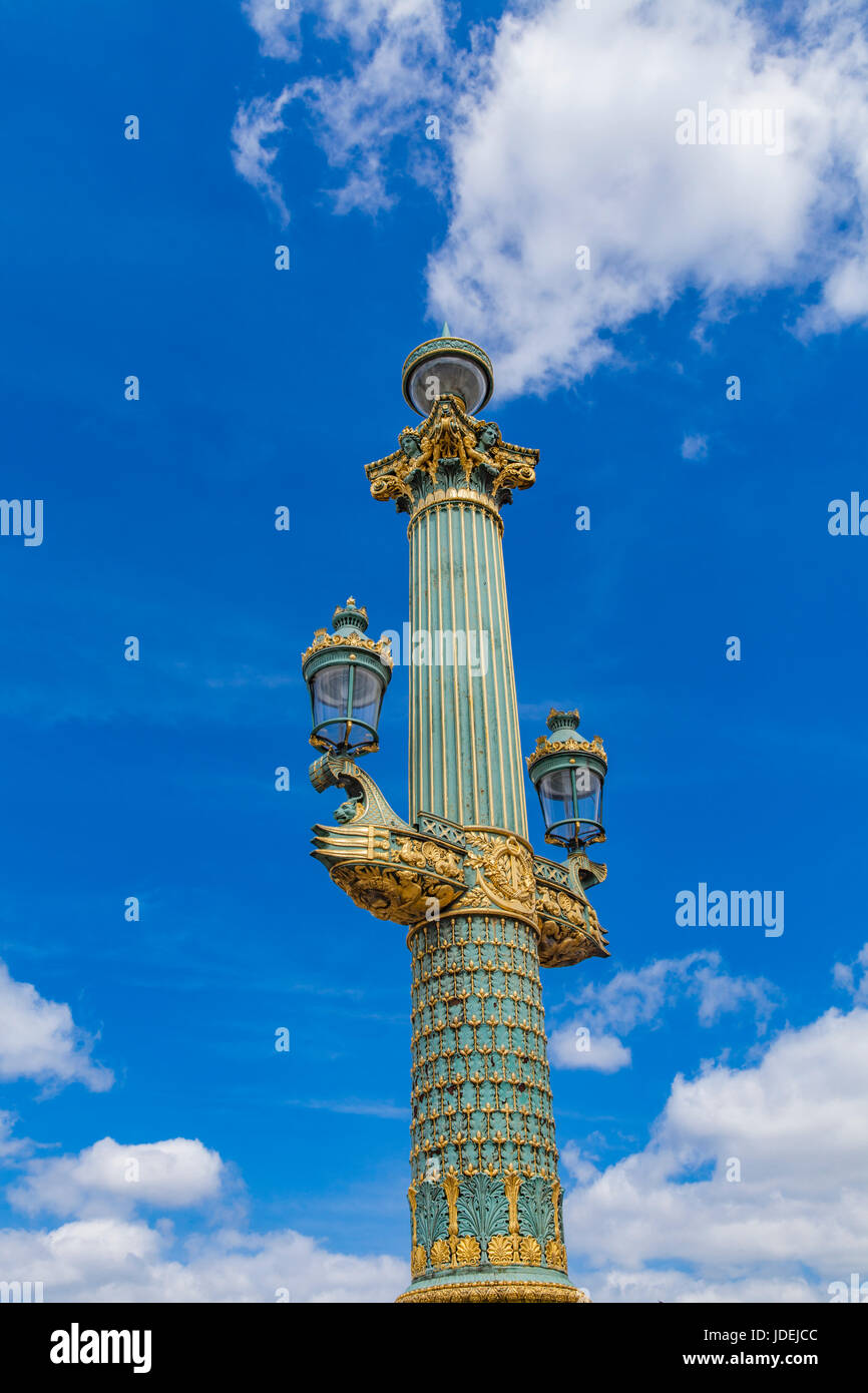 Lamp posts paris hi-res stock photography and images - Alamy