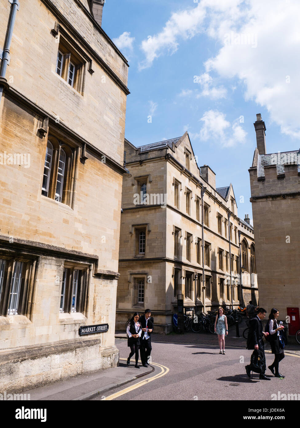 Oxford university students walking hi-res stock photography and images ...