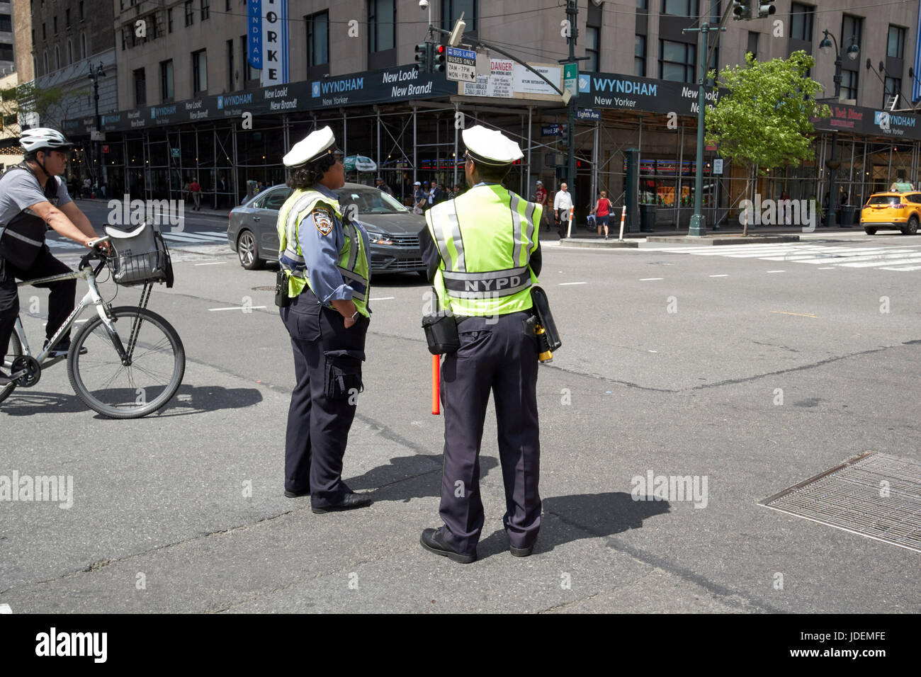 Female police officer usa hi-res stock photography and images - Alamy