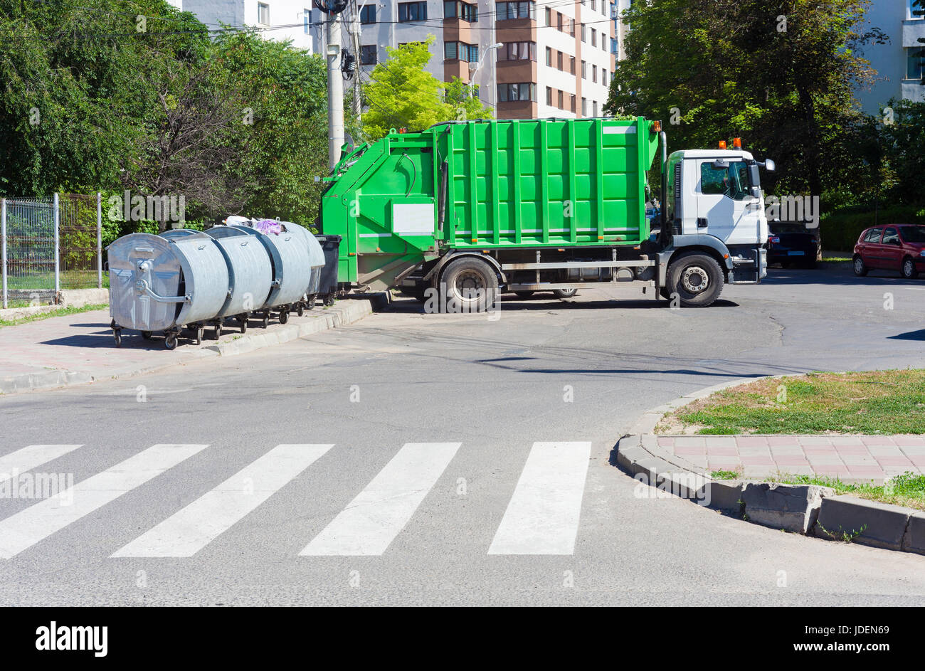 garbage truck with recycle bin in the city Stock Photo - Alamy