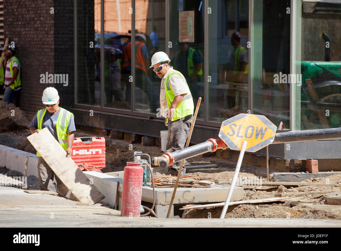 Construction workers usa hi-res stock photography and images - Alamy