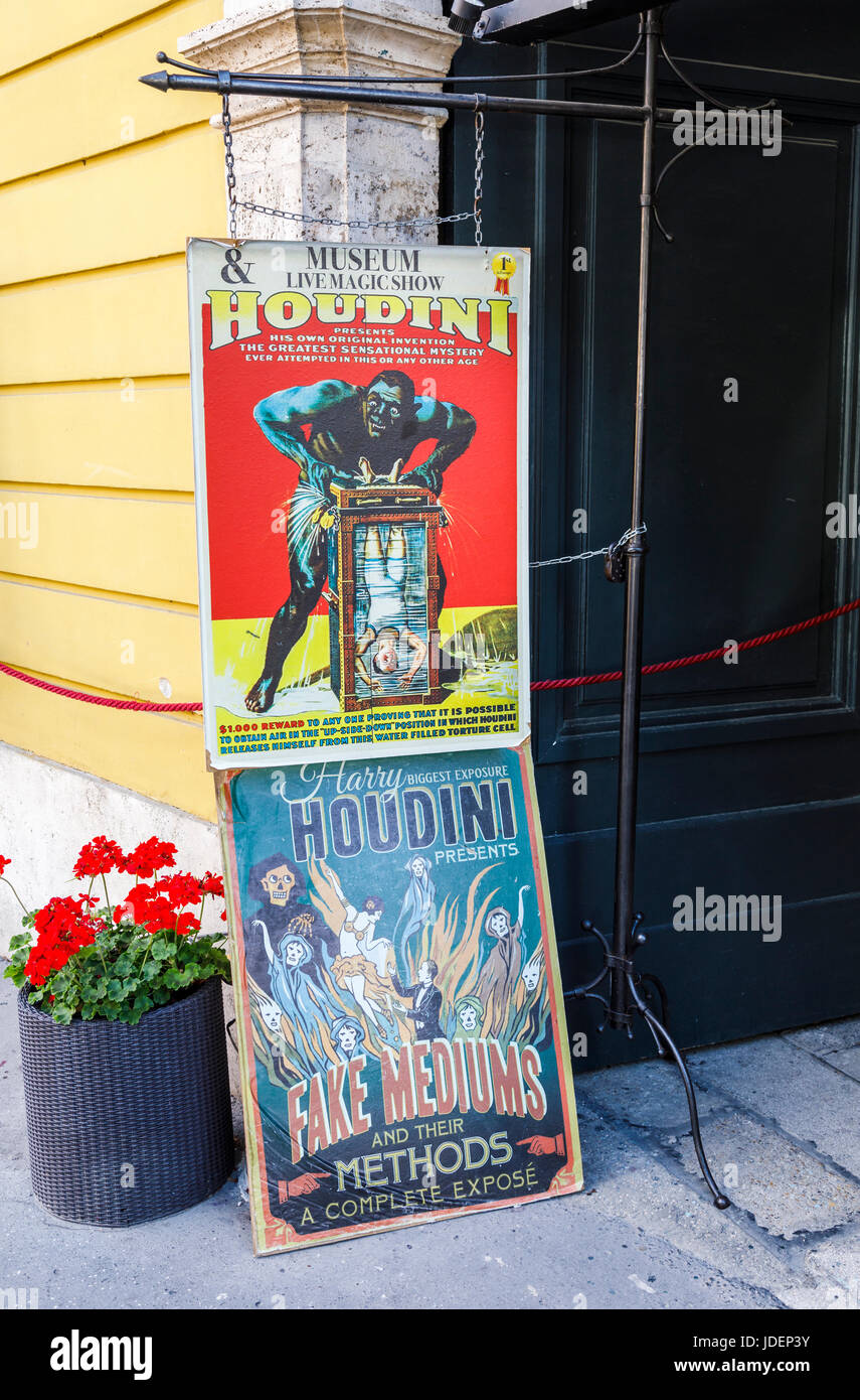 Escapologist hi-res stock photography and images - Alamy