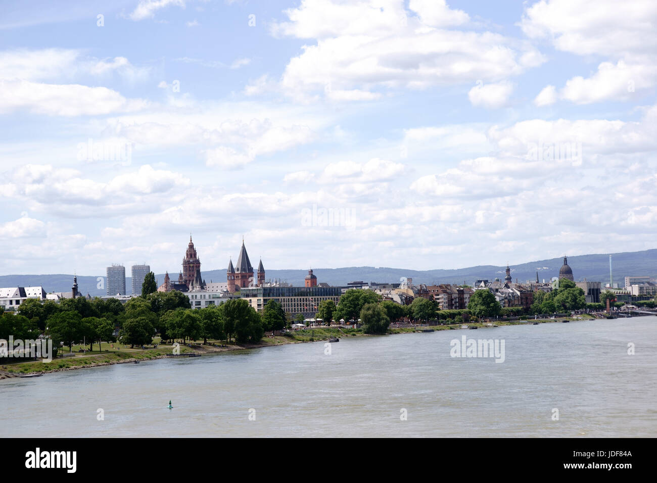 A view over the city of Mainz with its cathedral and the promenade ...