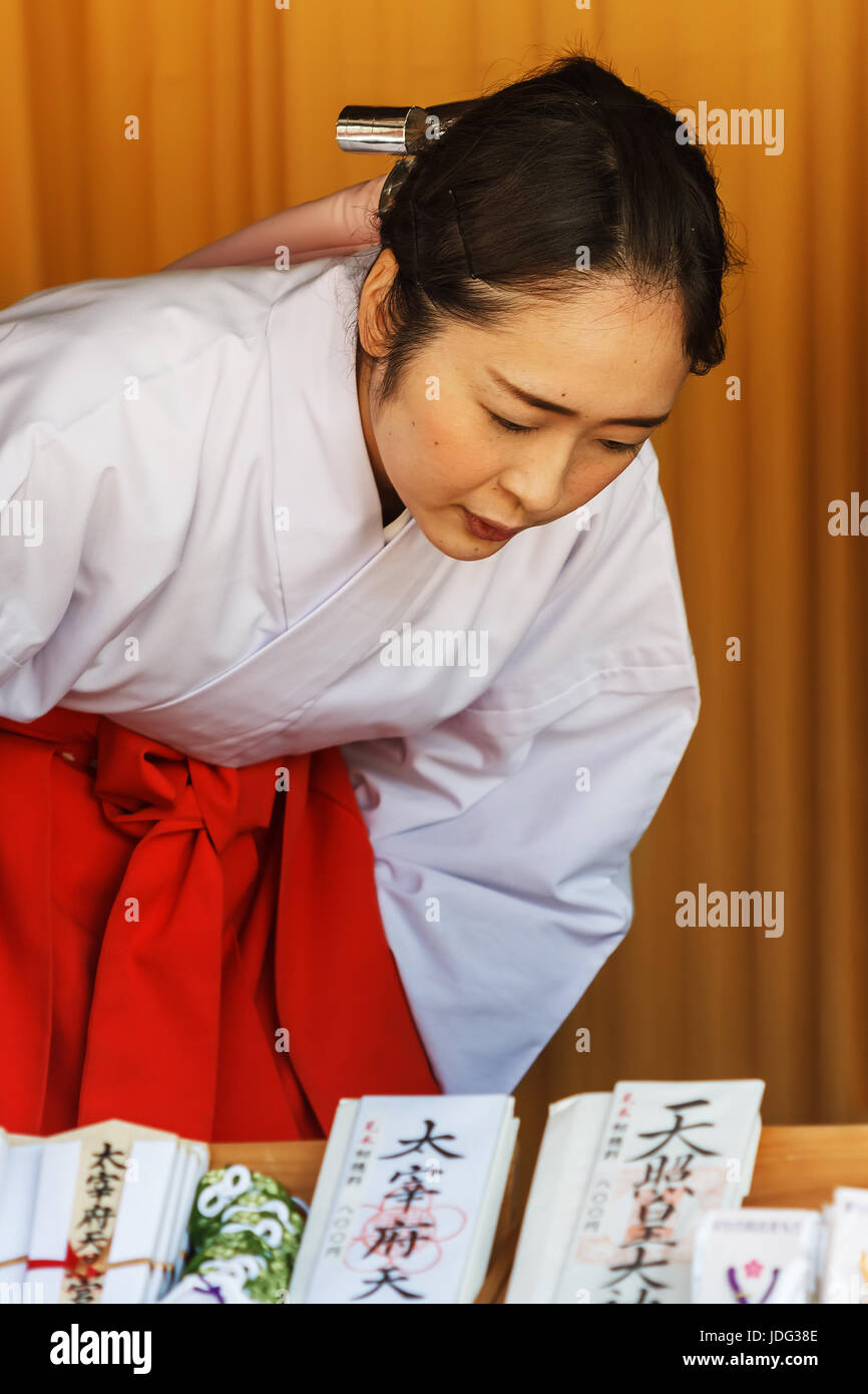 Japanese shrine maiden hi-res stock photography and images - Alamy