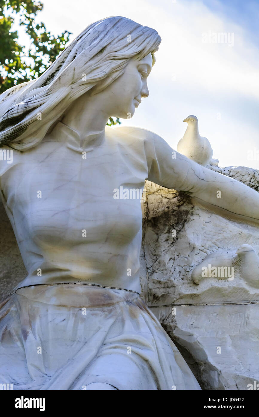 "Maiden of Peace" a Mable Sculpture from the People's Republic of China ...