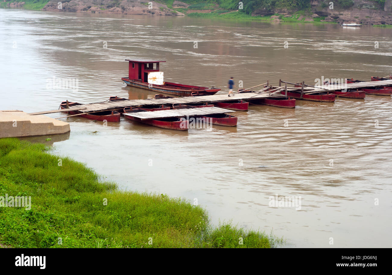 Pontoon bridge hi-res stock photography and images - Alamy