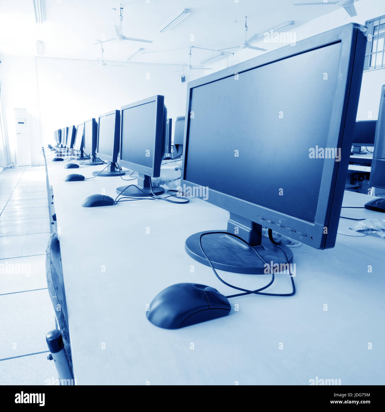 Computer Lab,Neatly placed rows of computer Stock Photo - Alamy