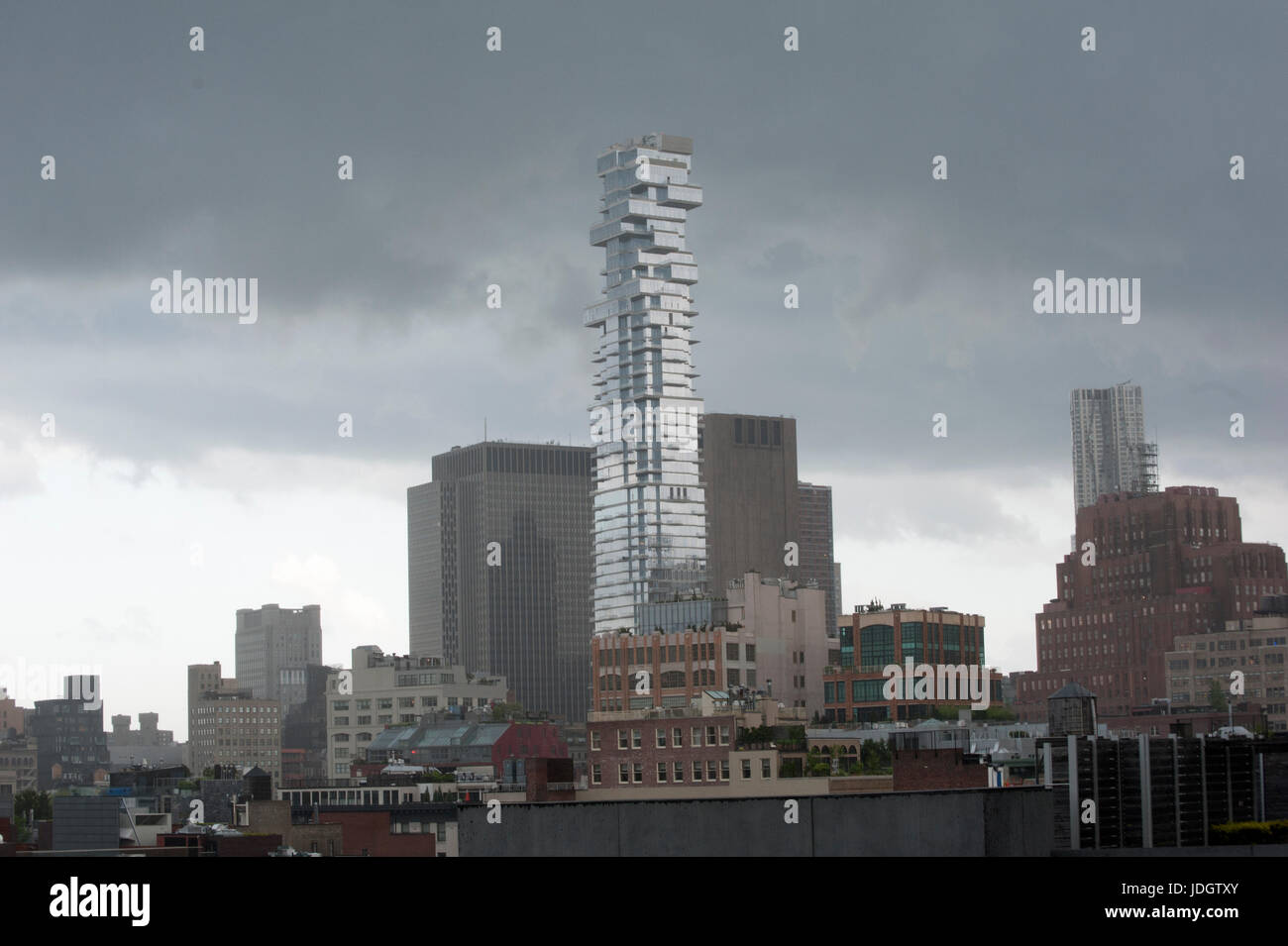 Storm over manhattan skyline hi-res stock photography and images - Alamy