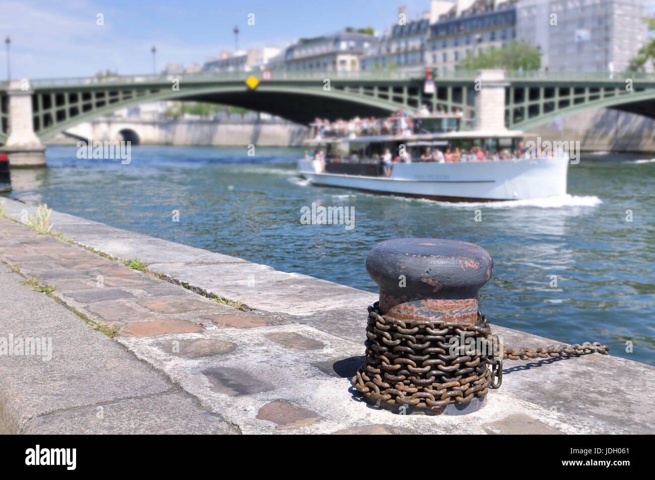 mooring dock on the banks of the Seine in Paris Stock Photo - Alamy