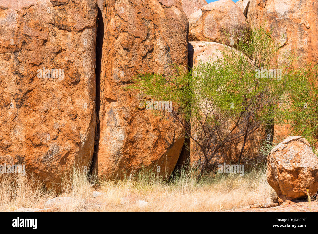 Devils Marbles - boulders of red granite are balanced on bedrock ...