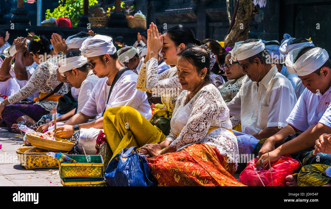 Balinese children praying hi-res stock photography and images - Alamy