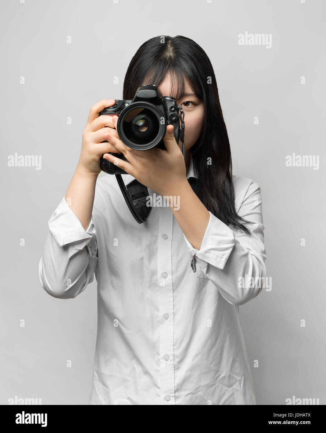 Girl holding camera hi-res stock photography and images - Alamy
