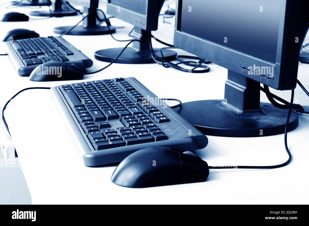 Computer Lab,Neatly placed rows of computer Stock Photo - Alamy