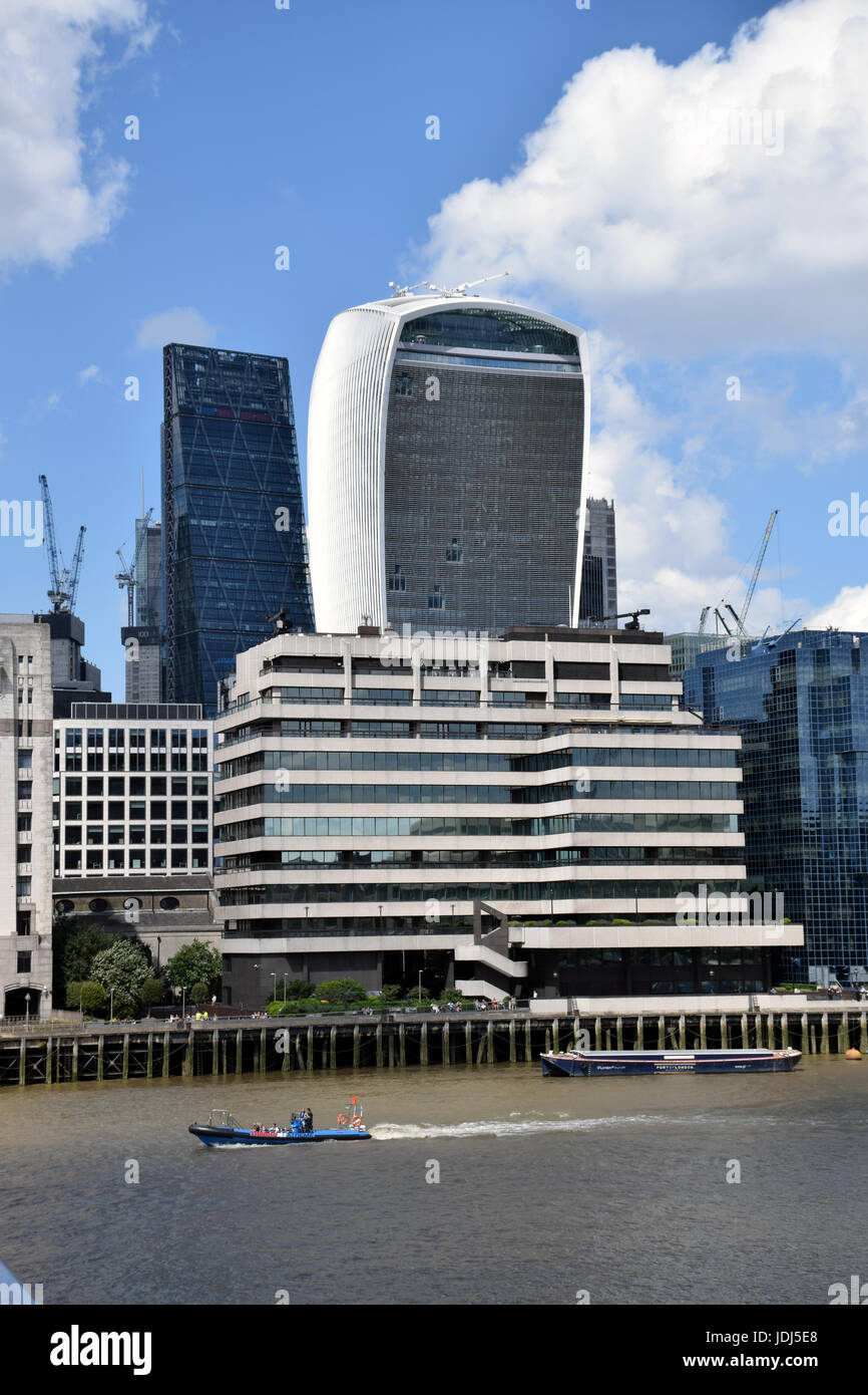 Riverscape building london hi-res stock photography and images - Alamy