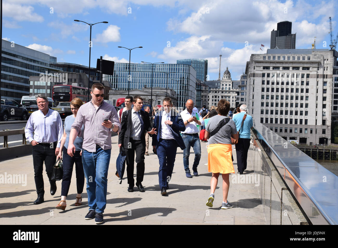 Commuters crowd london hi-res stock photography and images - Alamy