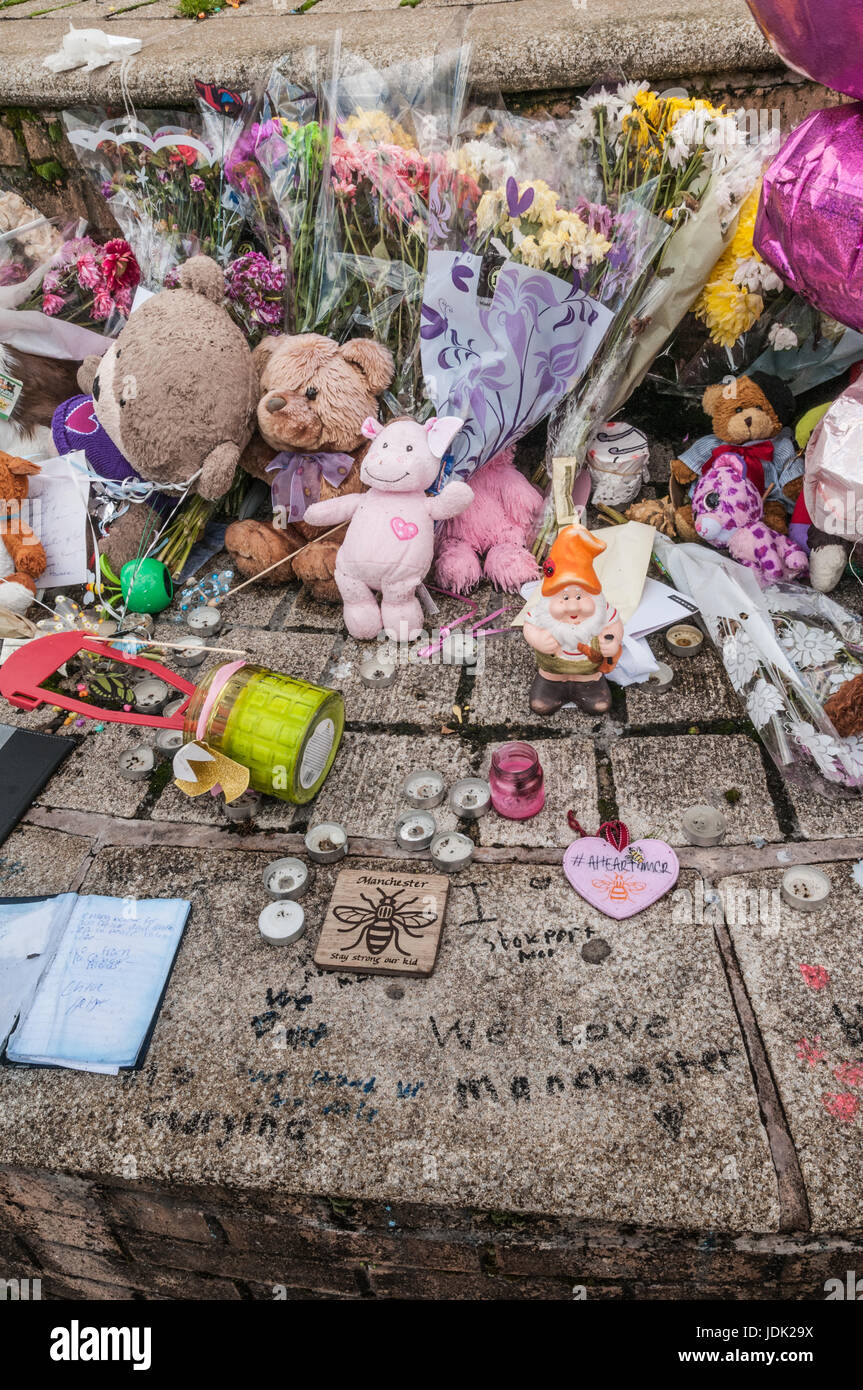 Stockport people mourn Manchester's victims of the bombing of ...