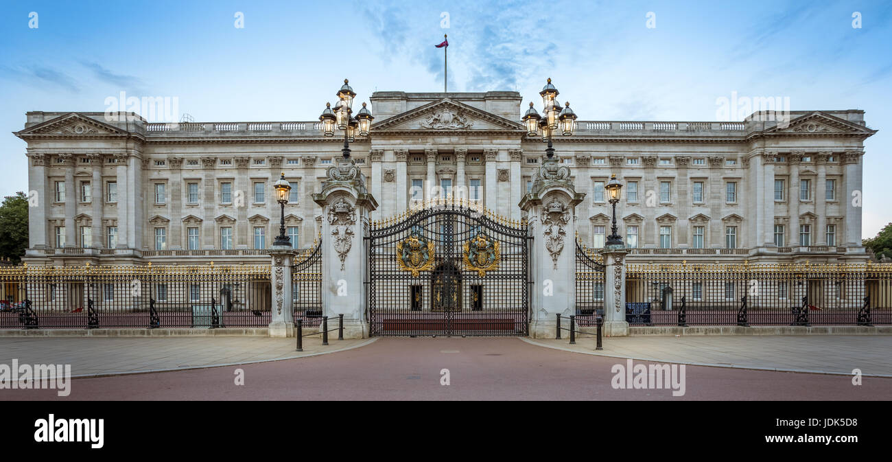 Buckingham Palace Morning Stock Photo - Alamy