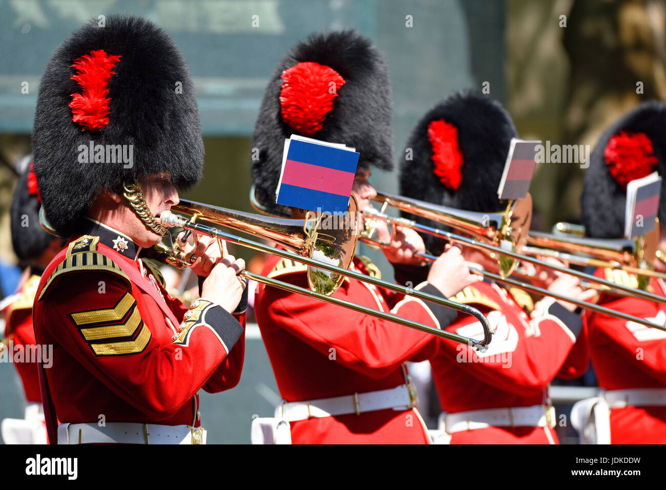Queens foot guards hi-res stock photography and images - Alamy