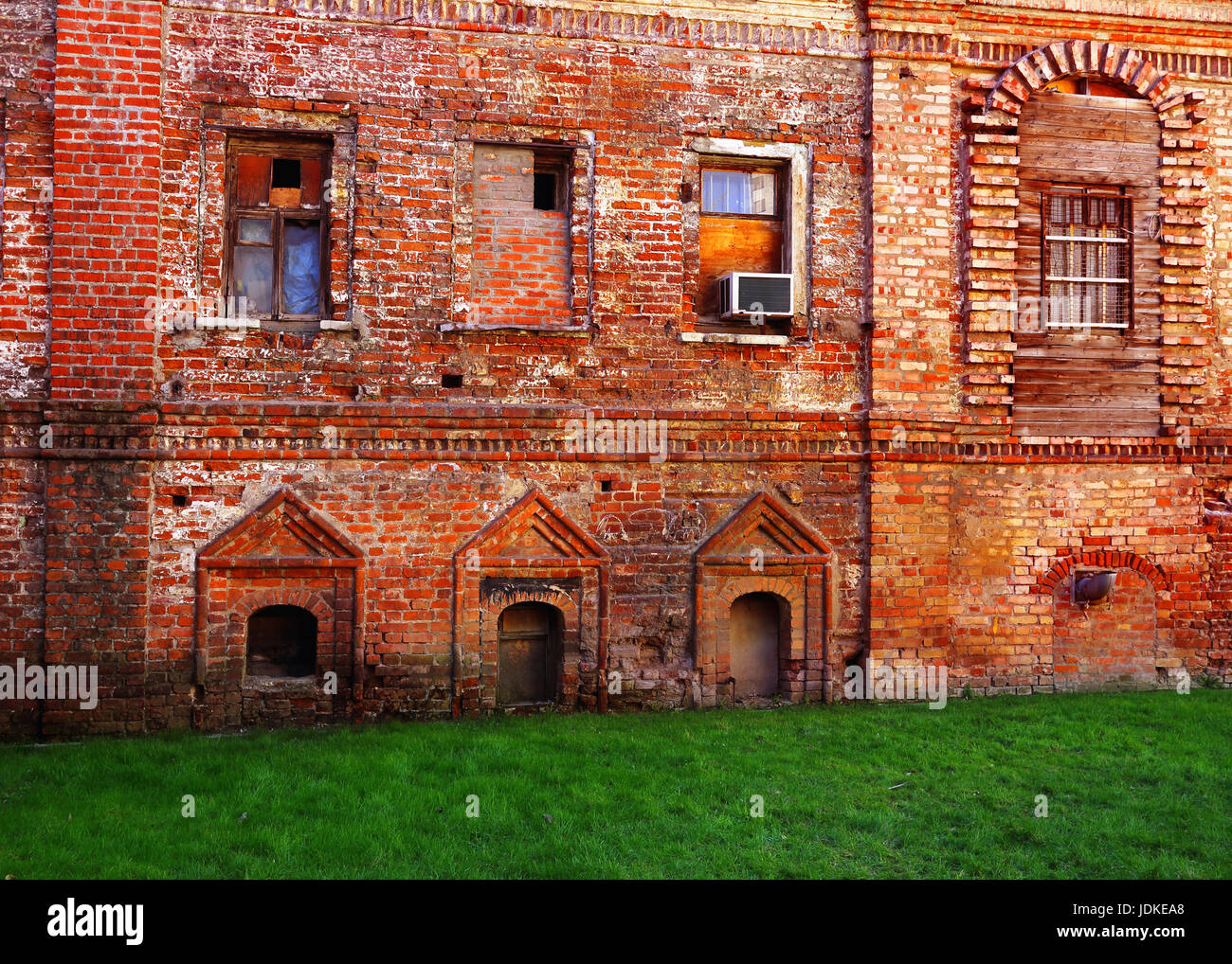 Red brick medieval buildings hi-res stock photography and images - Alamy