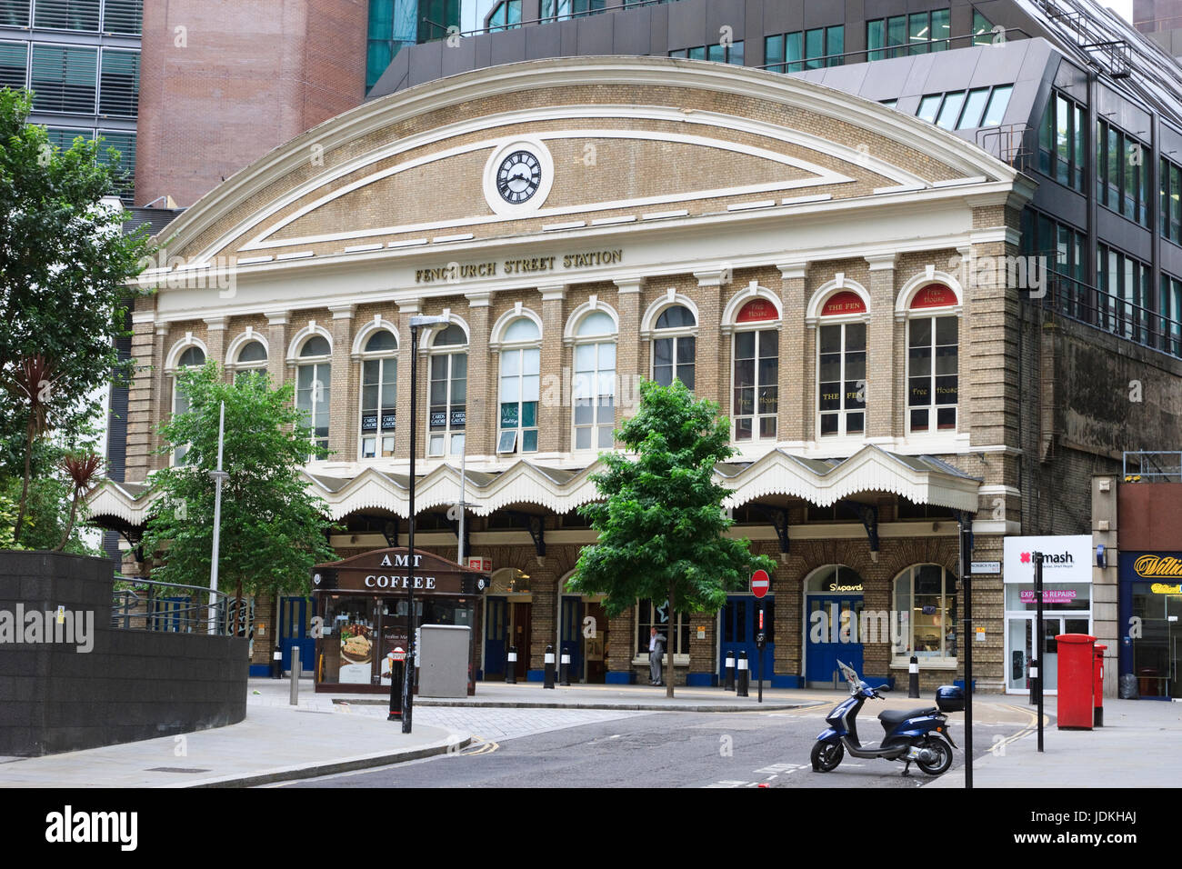 Fenchurch street station exterior hi-res stock photography and images ...