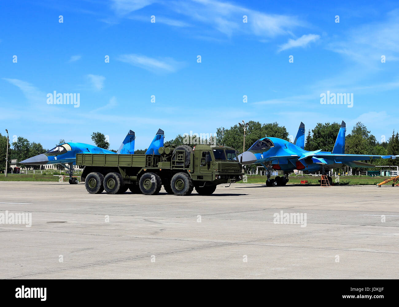 Airfield wheeled drawing vehicle for towing aircraft and other aviation ...