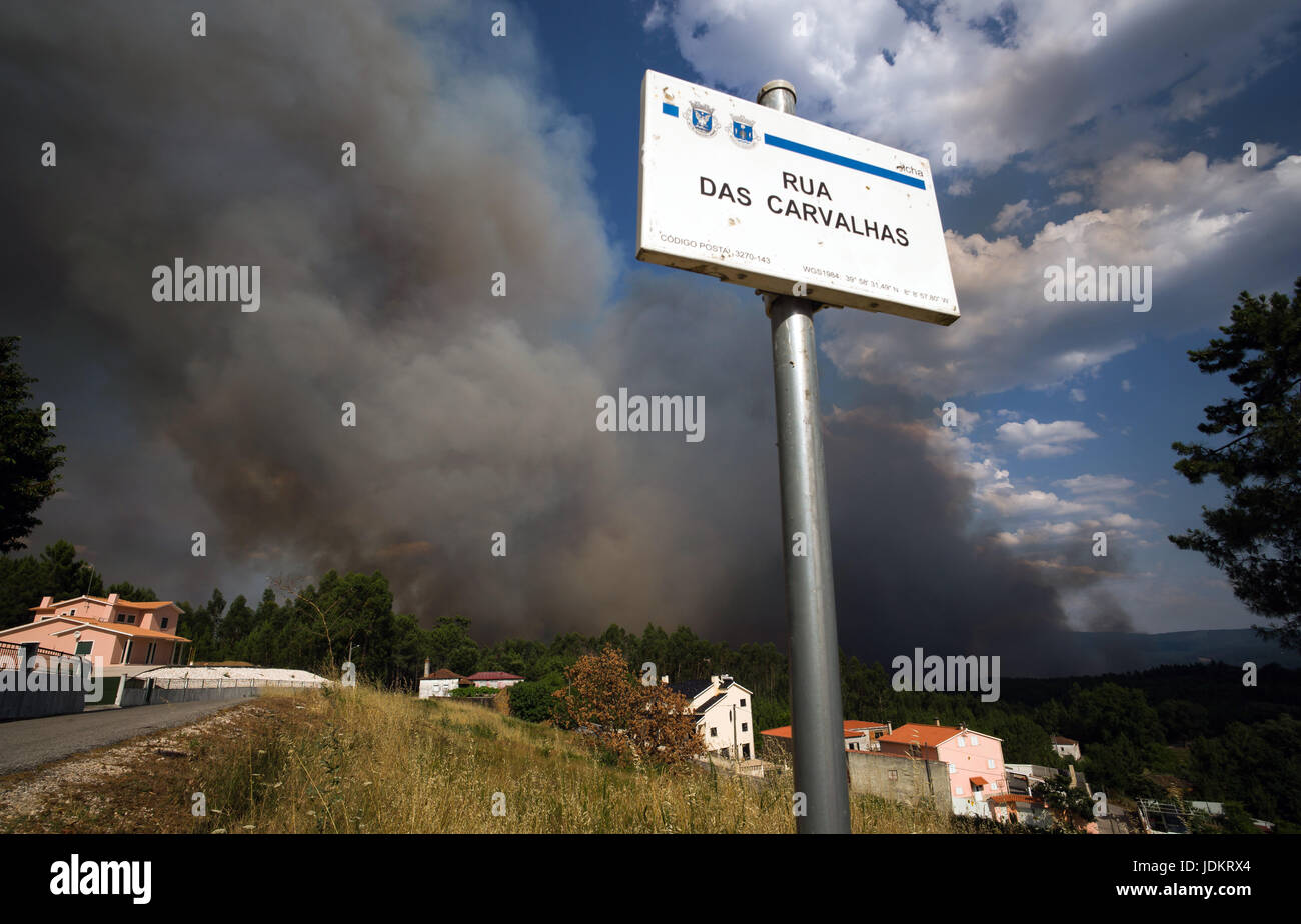 Lisbon, Portugal. 20th Jun, 2017. Thick smoke clouds can be seen in the ...