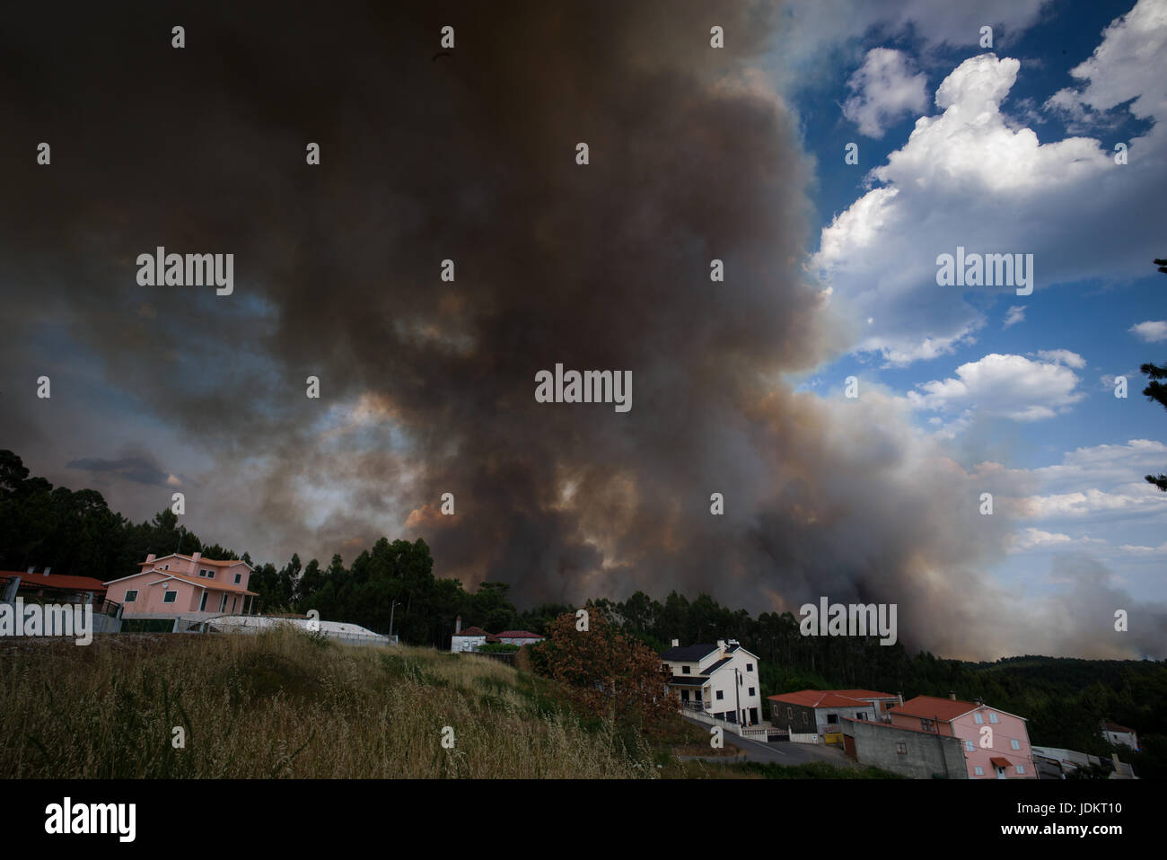 Lisbon, Portugal. 20th Jun, 2017. Thick smoke clouds can be seen in the ...