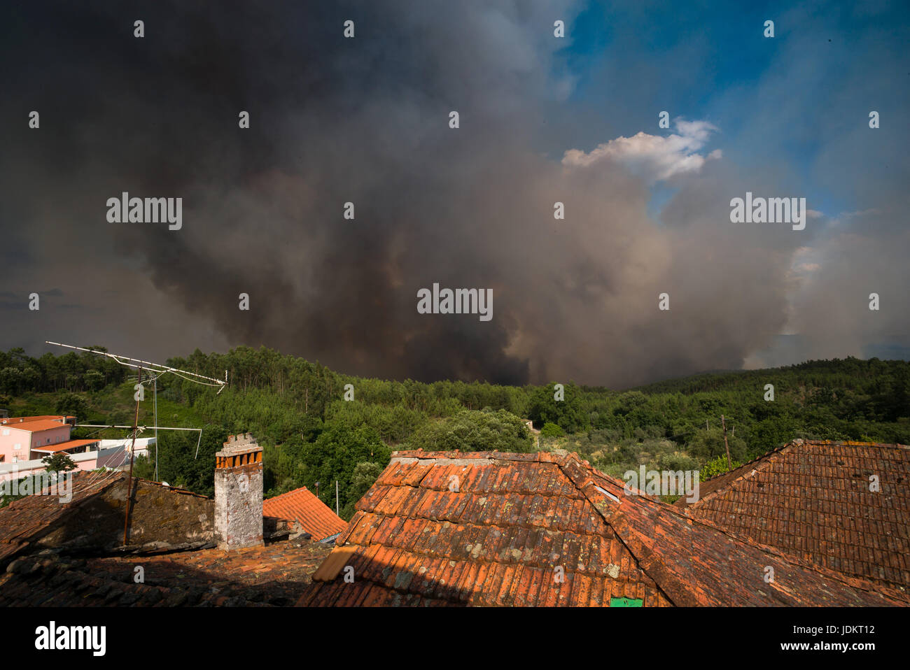 Lisbon, Portugal. 20th Jun, 2017. Thick smoke clouds can be seen in the ...