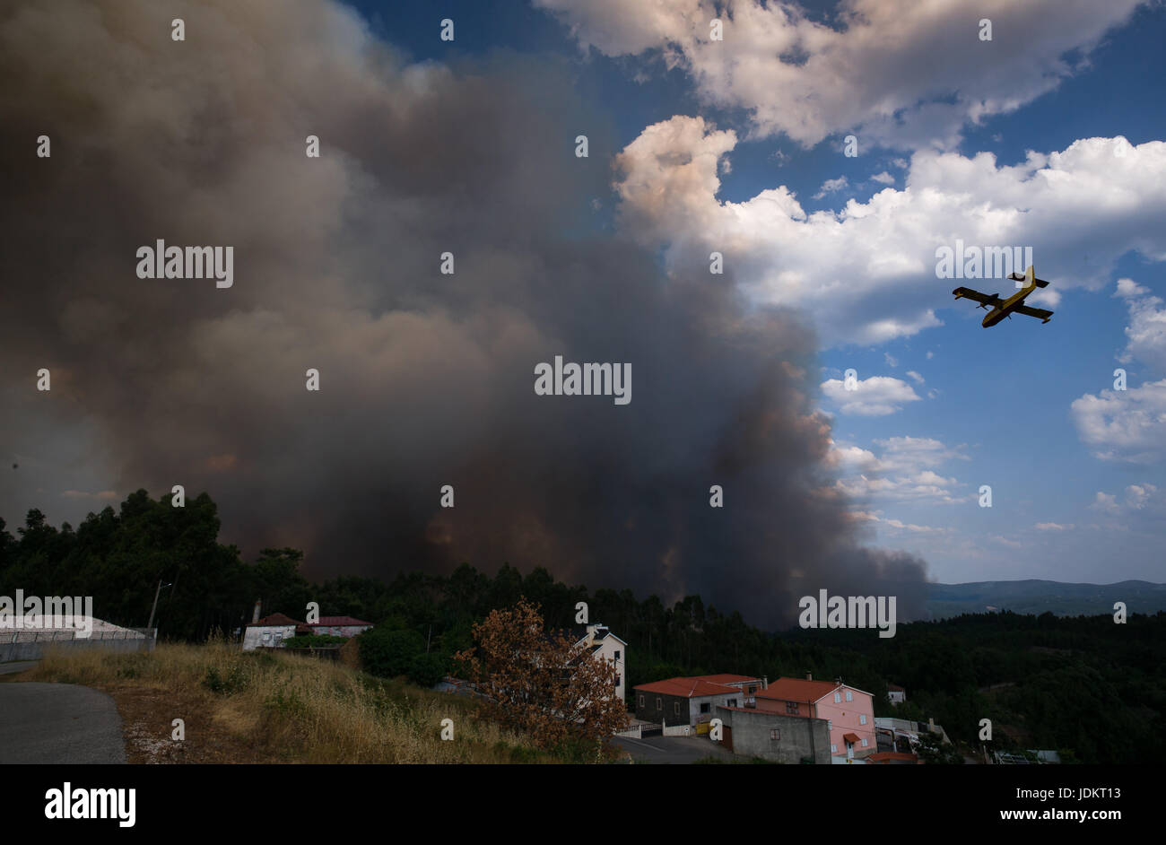 Lisbon, Portugal. 20th Jun, 2017. Thick smoke clouds can be seen in the ...
